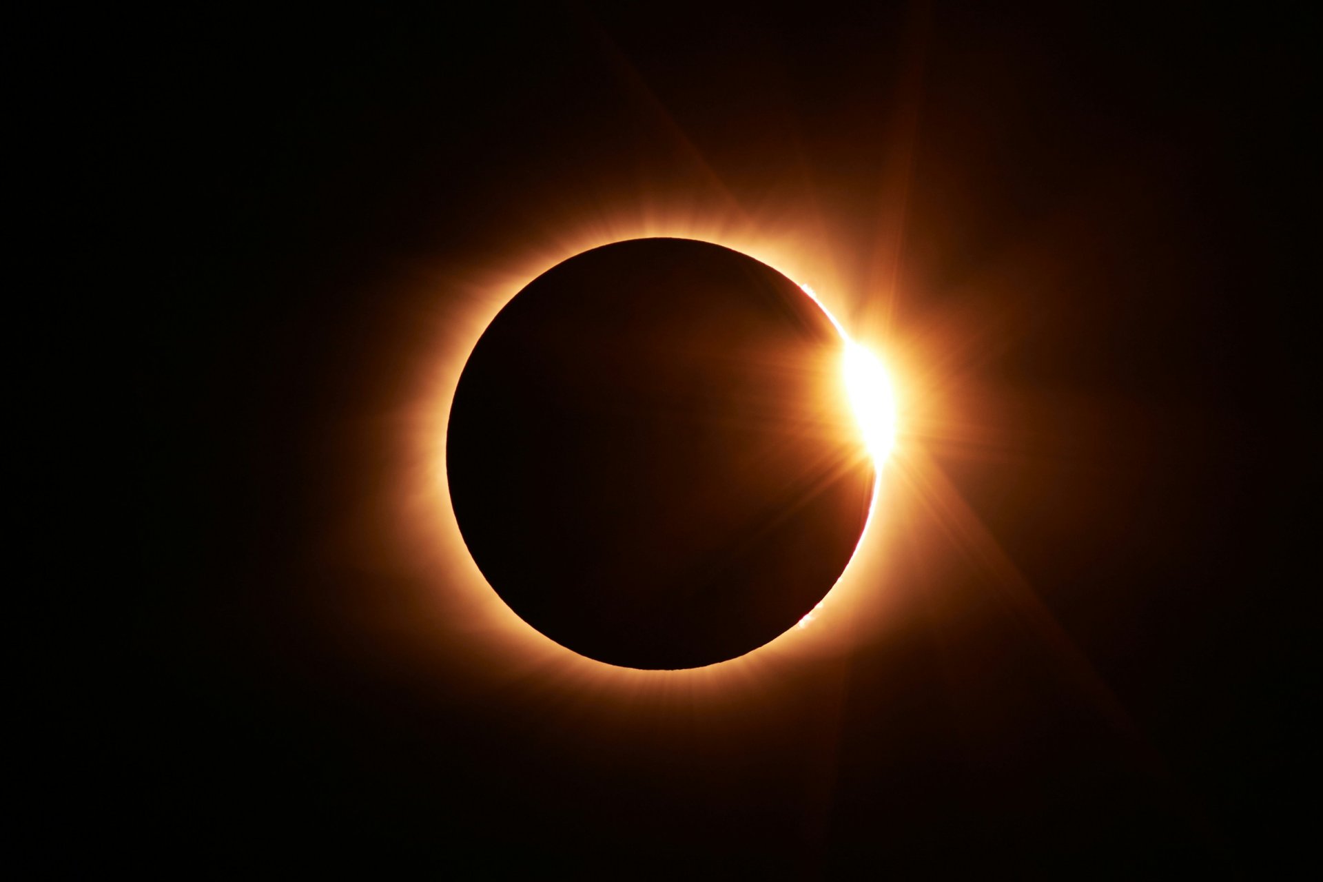 Experience the 2026 Total Solar Eclipse in Iceland | Visit Reykjanes